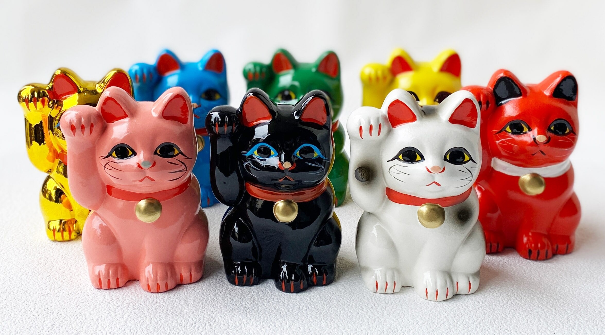 The Meaning of Maneki Neko: Colors, Raised Paws, and How to Choose the ...